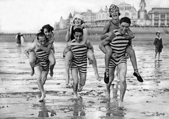Beachside Nostalgia: Captivating Retro Beach Photos - Inpic.net