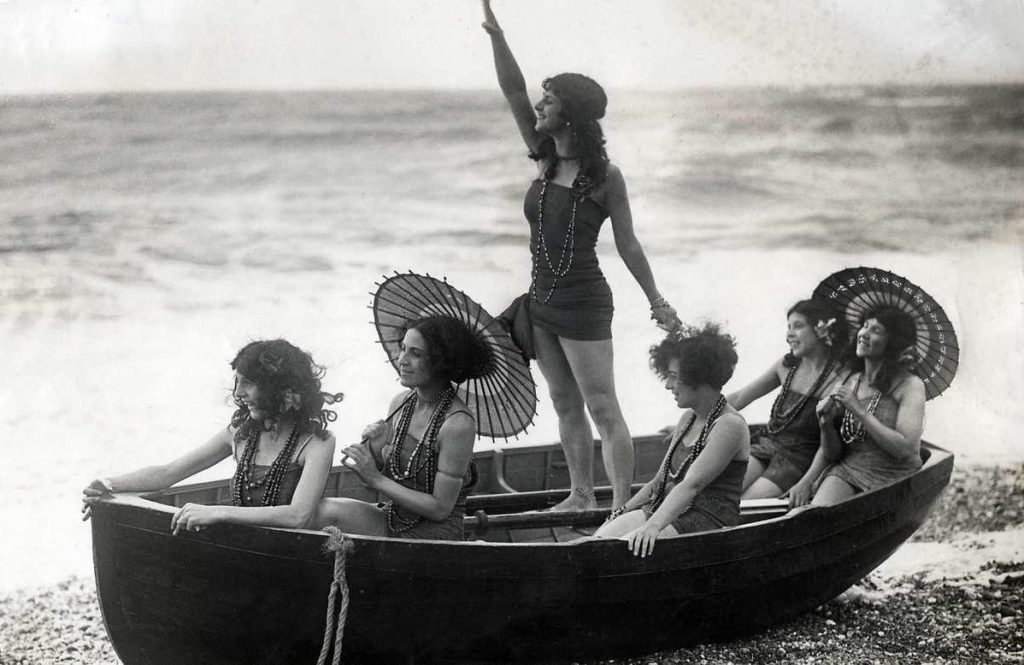 Beachside Nostalgia: Captivating Retro Beach Photos - Page 11 of 30 ...
