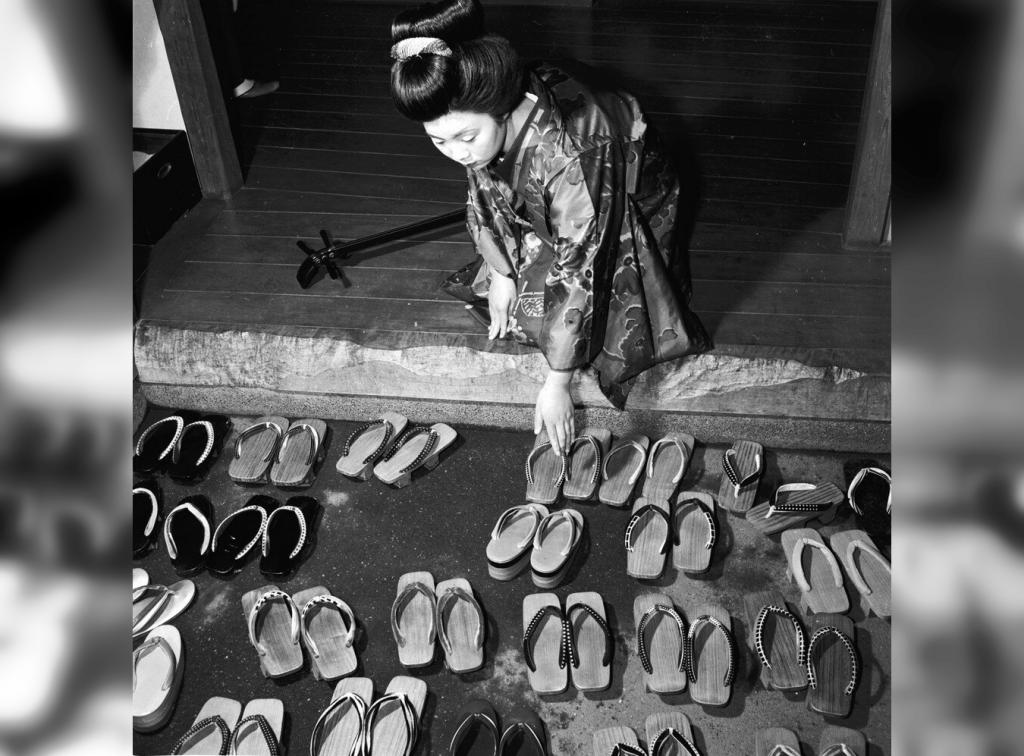 Through the Lens of Geisha: Candid Portraits of Japan's Tradition ...