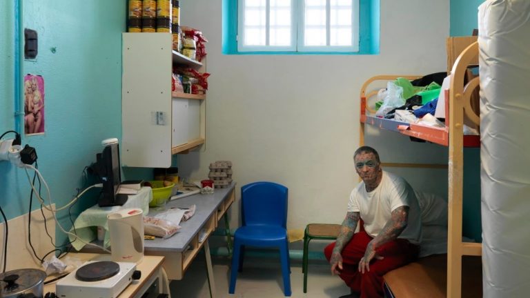 Behind Closed Doors: Prison Cells Around the World - Inpic.net