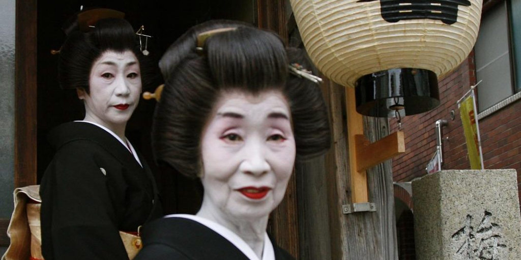 Through the Lens of Geisha: Candid Portraits of Japan's Tradition ...