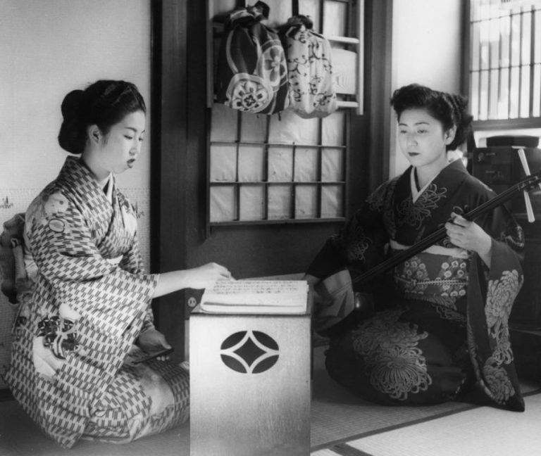 Through the Lens of Geisha: Candid Portraits of Japan's Tradition ...