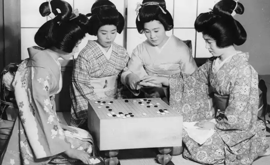 Through the Lens of Geisha: Candid Portraits of Japan's Tradition ...