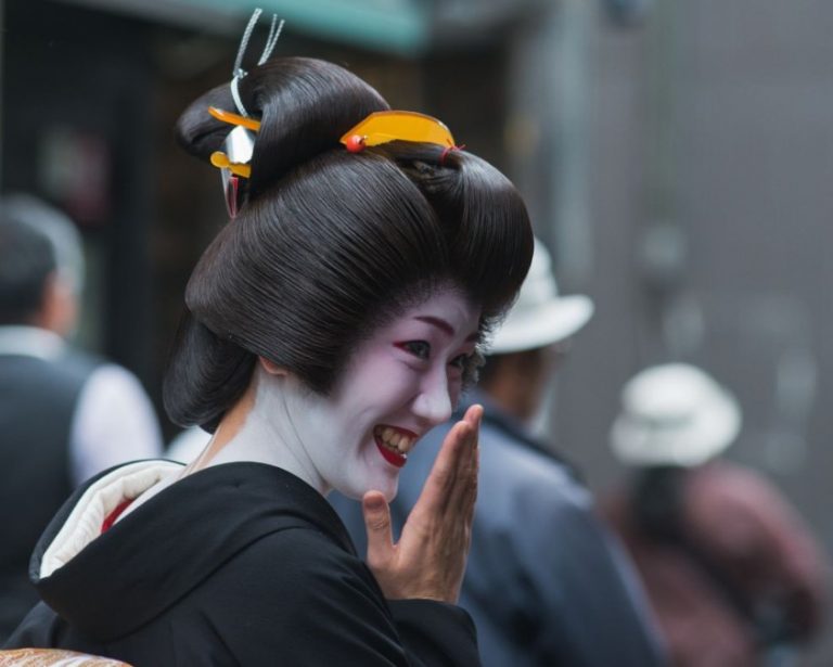 Through the Lens of Geisha: Candid Portraits of Japan's Tradition ...